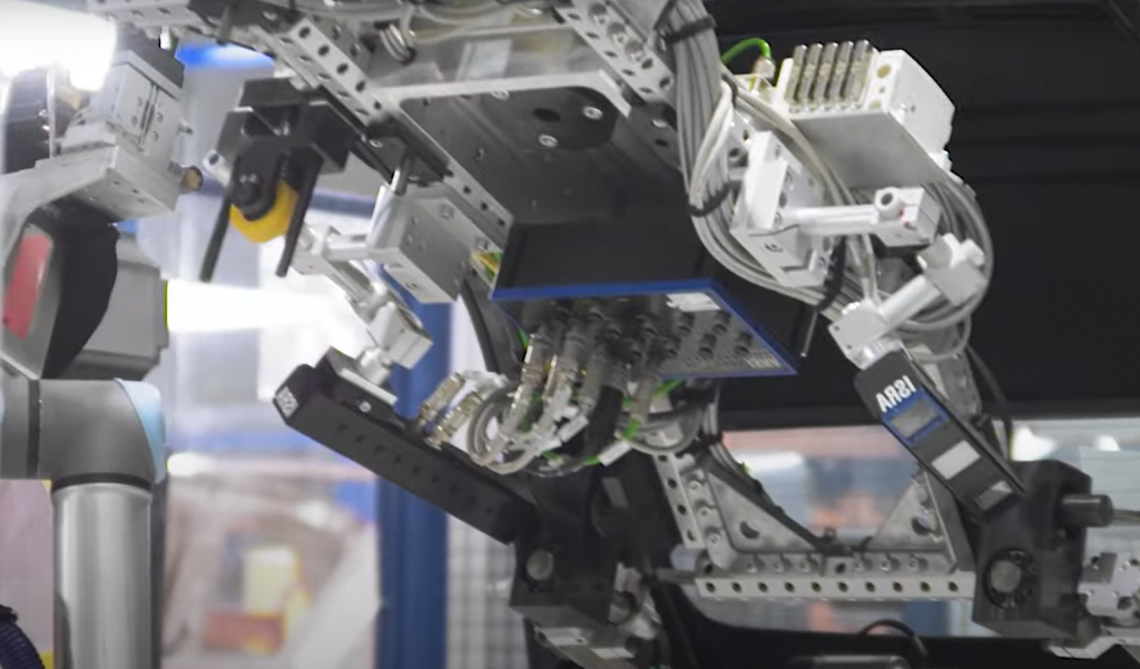 Collaborative Robots Integrated With Machine Vision Help Assemble FIAT ...