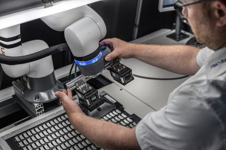 Cobot Machine Vision System Checks Data Matrix Codes Metrology And