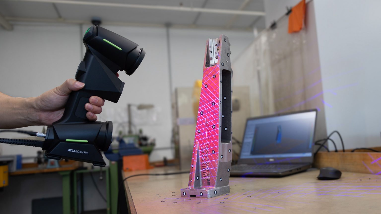 Hexagon Launch ATLASCAN Pro Handheld 3D Scanner – Metrology and Quality ...
